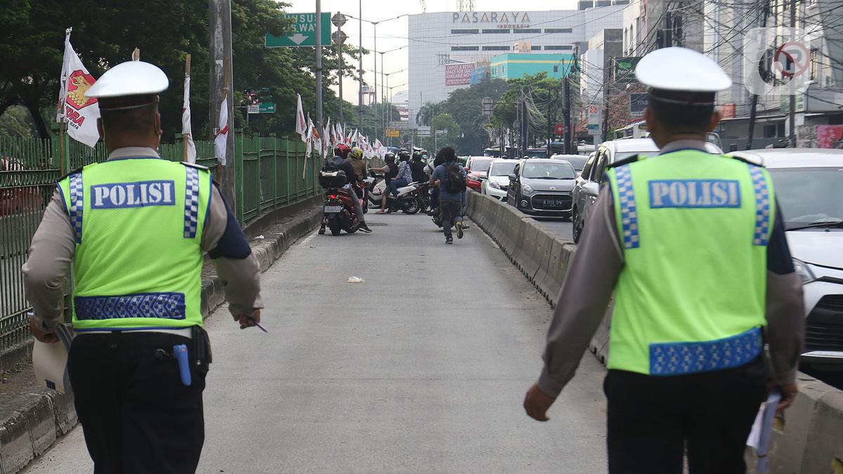 FOTO: Penerobos Jalur Transjakarta Kalang Kabut Saat Razia