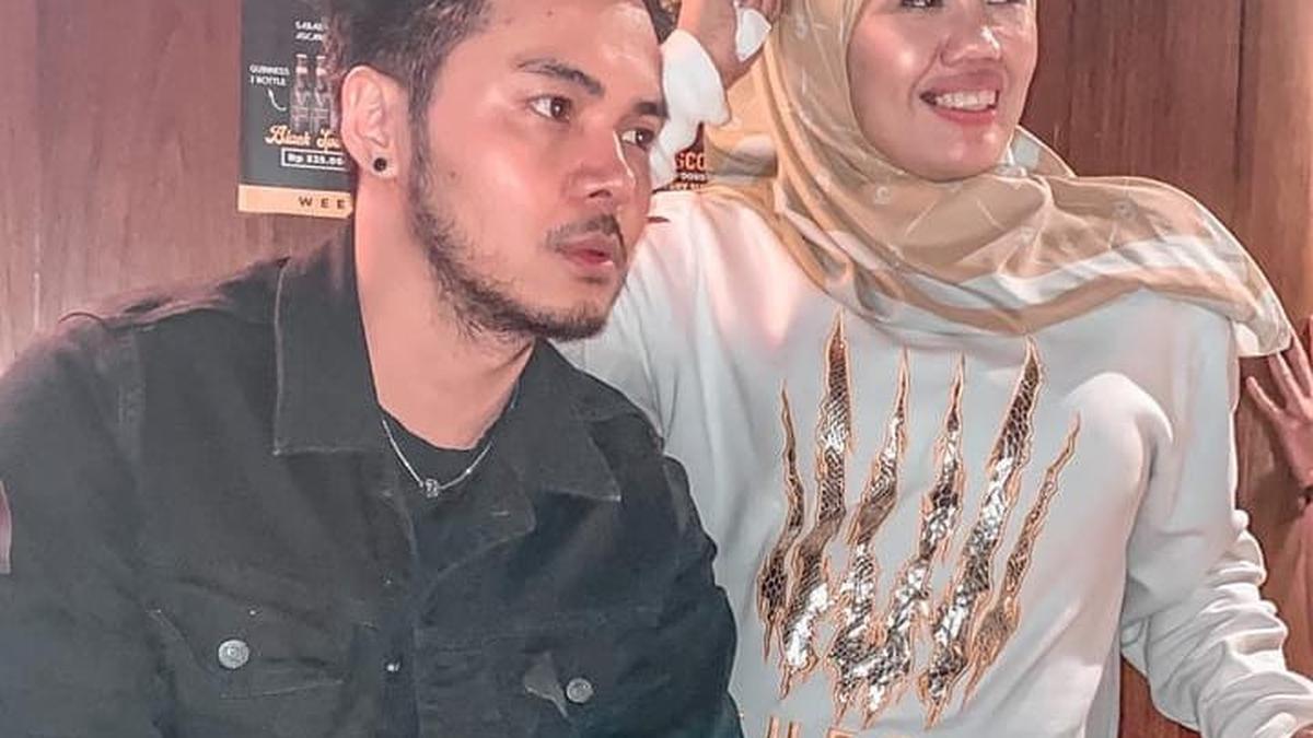 Elly Sugigi Pamer Kemesraan Bareng Pacar Baru di Dunia Maya - ShowBiz Liputan6.com