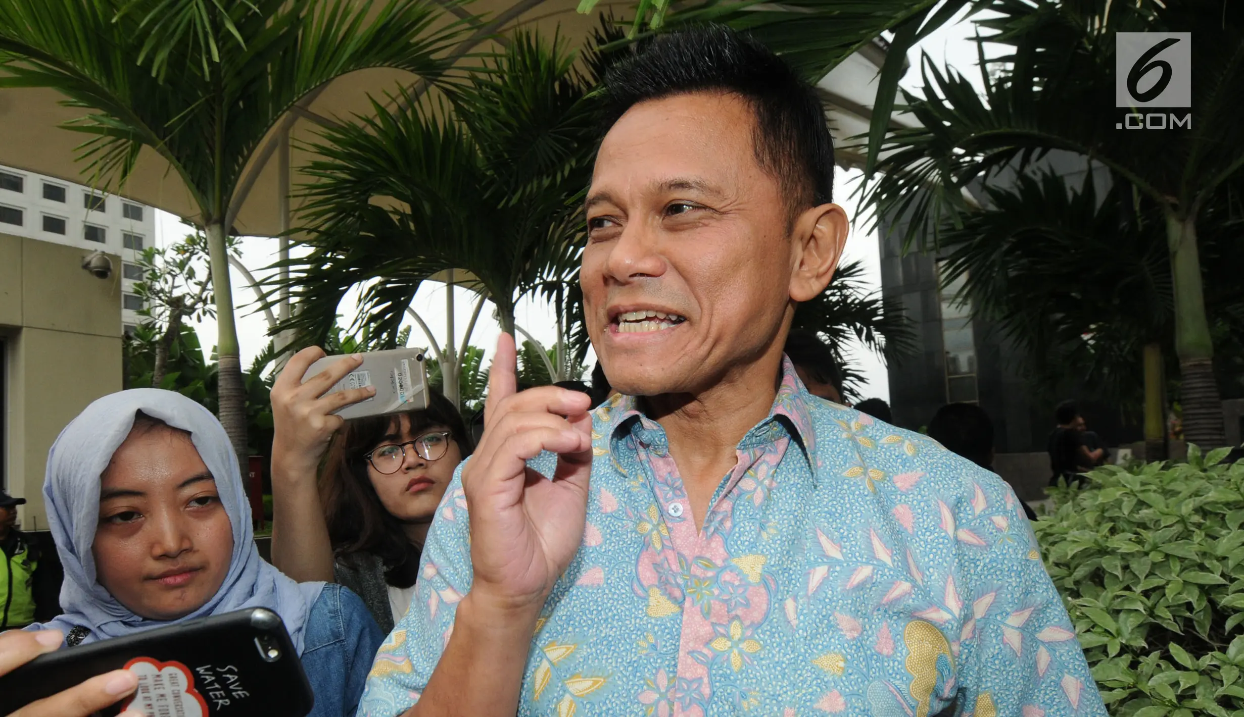 FOTO: Ekspresi Bos MRA Soetikno Soedarjo Usai Diperiksa KPK - Foto ...