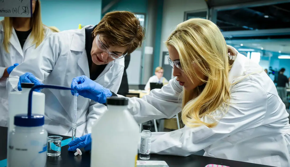 FOTO: Penampilan Cantik Ivanka Trump di Laboratorium - Foto Liputan6.com