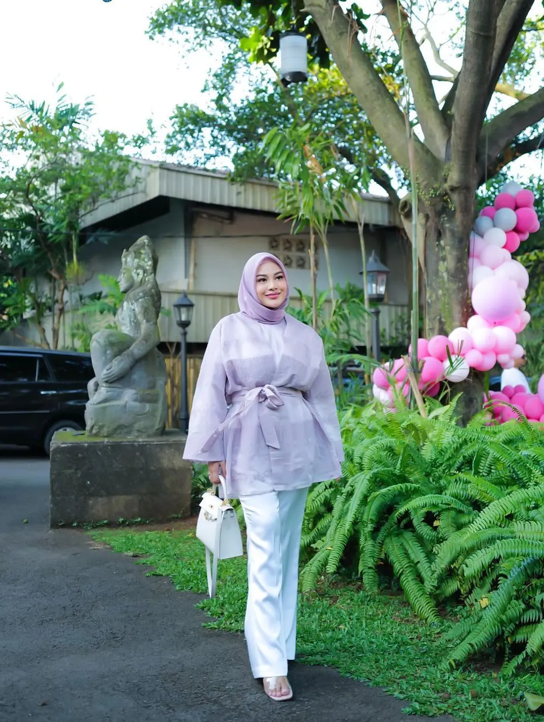 8 Ide OOTD Hijab dengan Celana Cutbray dari Syahrini hingga Aurel ...