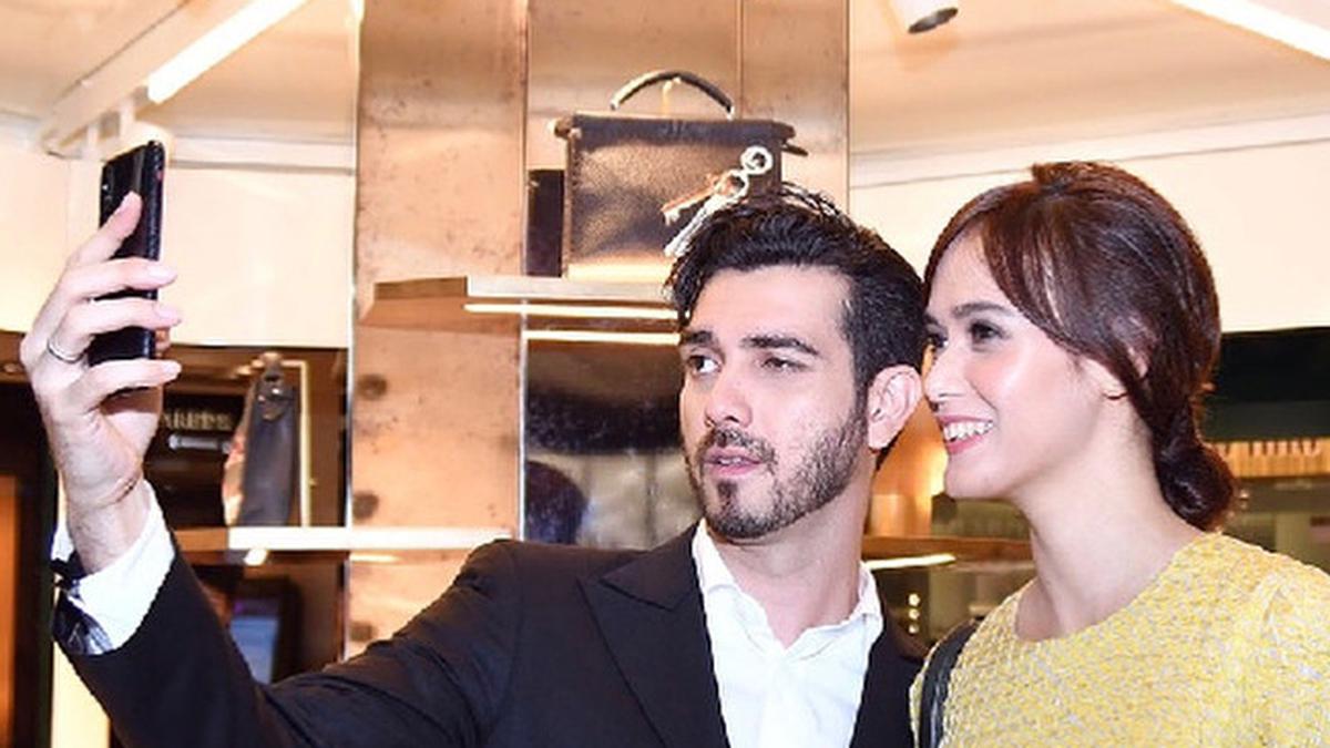 Rayakan 4 Tahun Pernikahan, Istri Berharap Fachri Albar Pulang - ShowBiz Liputan6.com