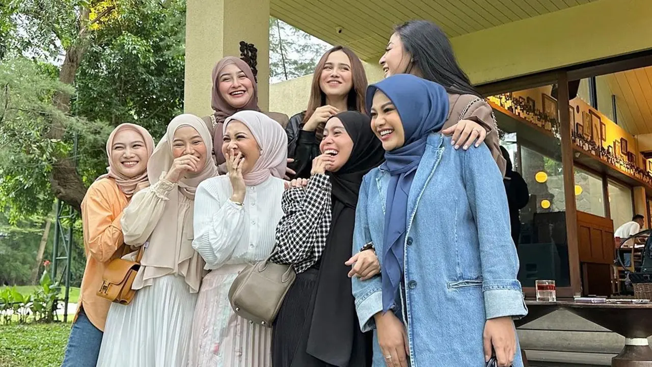 4 Potret Perdana Lesti Kejora Arisan Bareng Geng Artis Usai KDRT, Senyum Lebar Jadi Sorotan