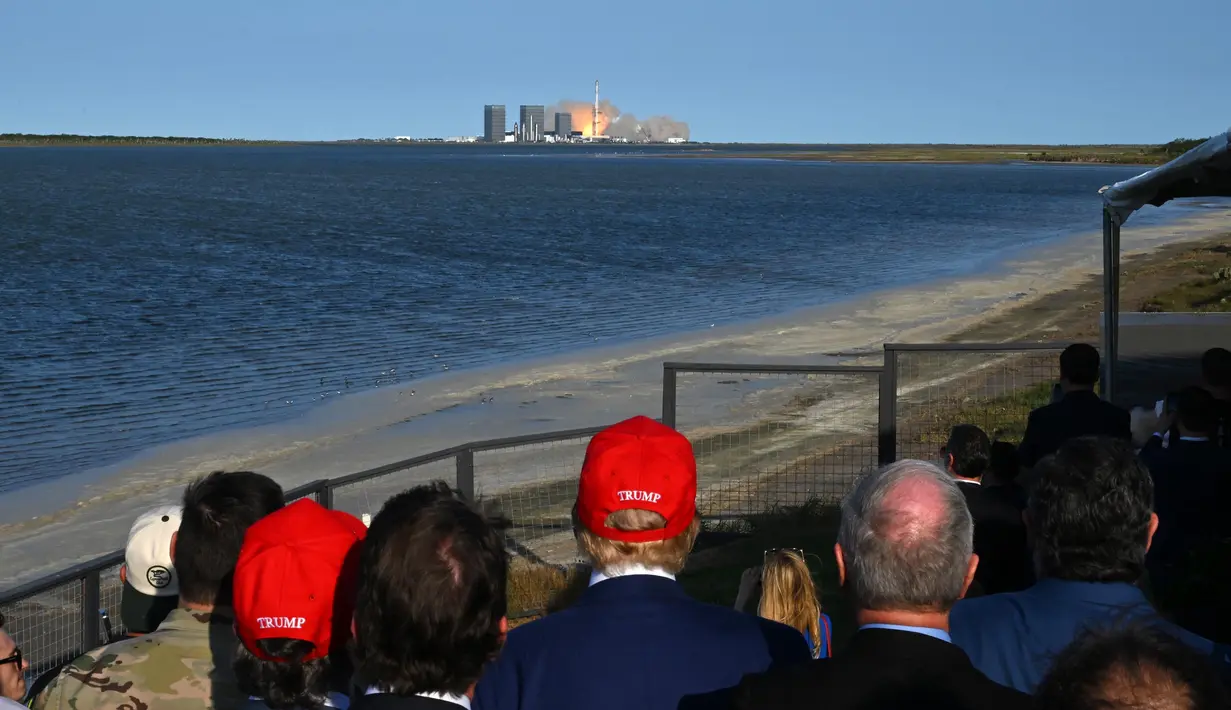 Ditemani Elon Musk, Donald Trump Saksikan Peluncuran Uji Terbang Roket ...