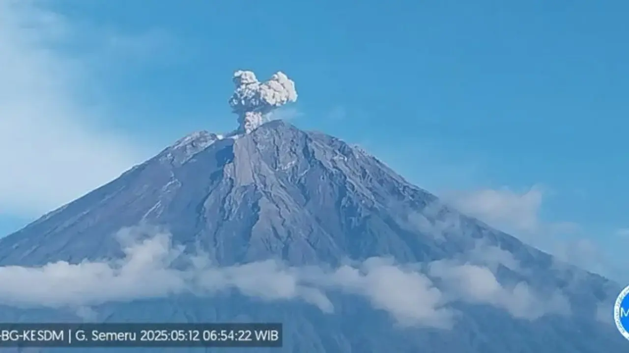 Gunung Semeru Erupsi, Tinggi Letusan Hingga 700 Meter - Regional Liputan6.com