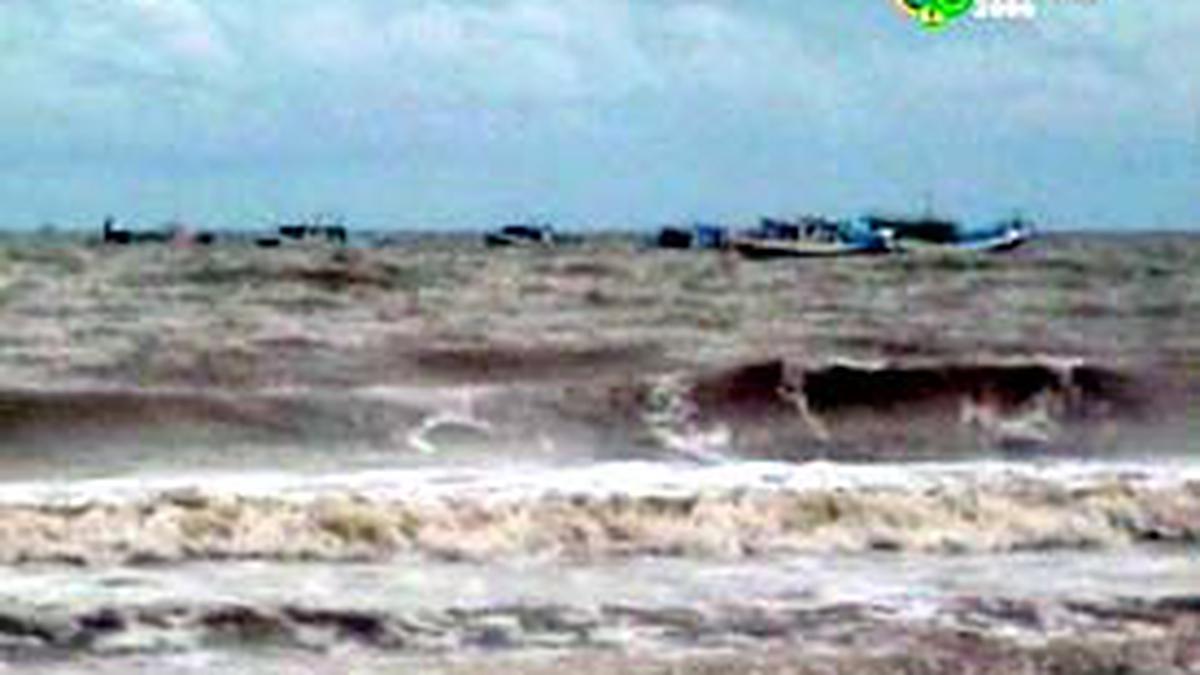 Kapal Nelayan Tenggelam Dihantam Ombak - News Liputan6.com