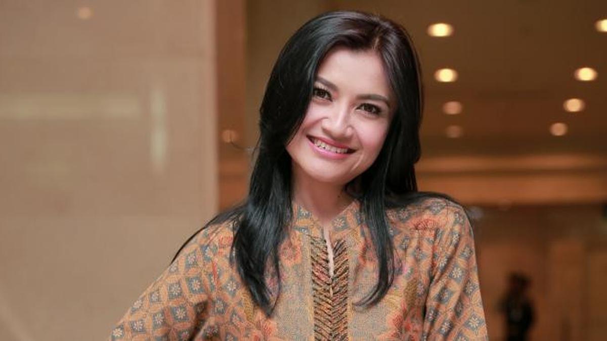 Tina Talisa, Finalis Puteri Indonesia Pemandu Debat Cagub DKI - Pemilu ...