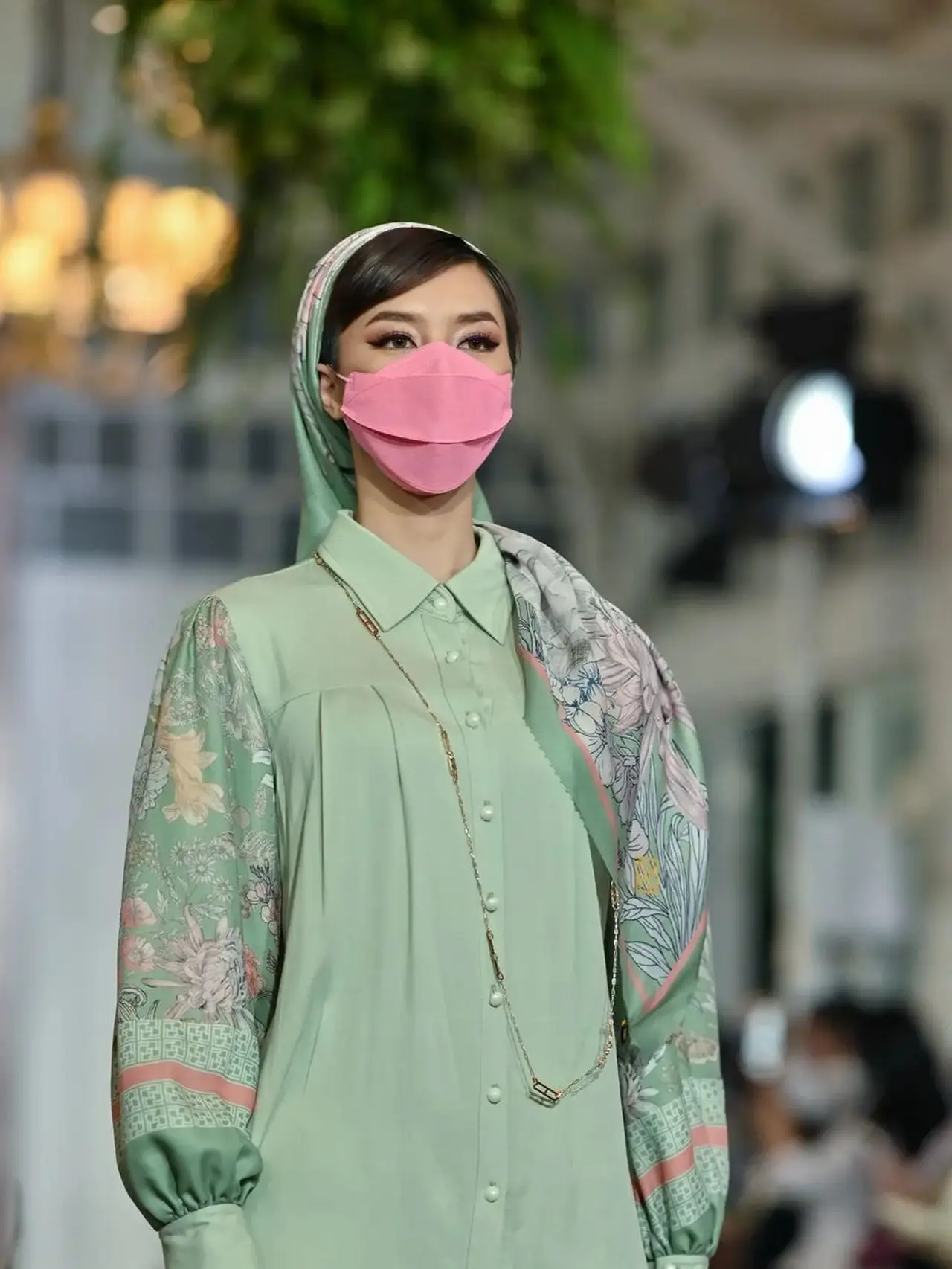 Gaya Nadia Tjoa Pakai Koleksi Hijab dan Baju Lebaran Ivan Gunawan ...