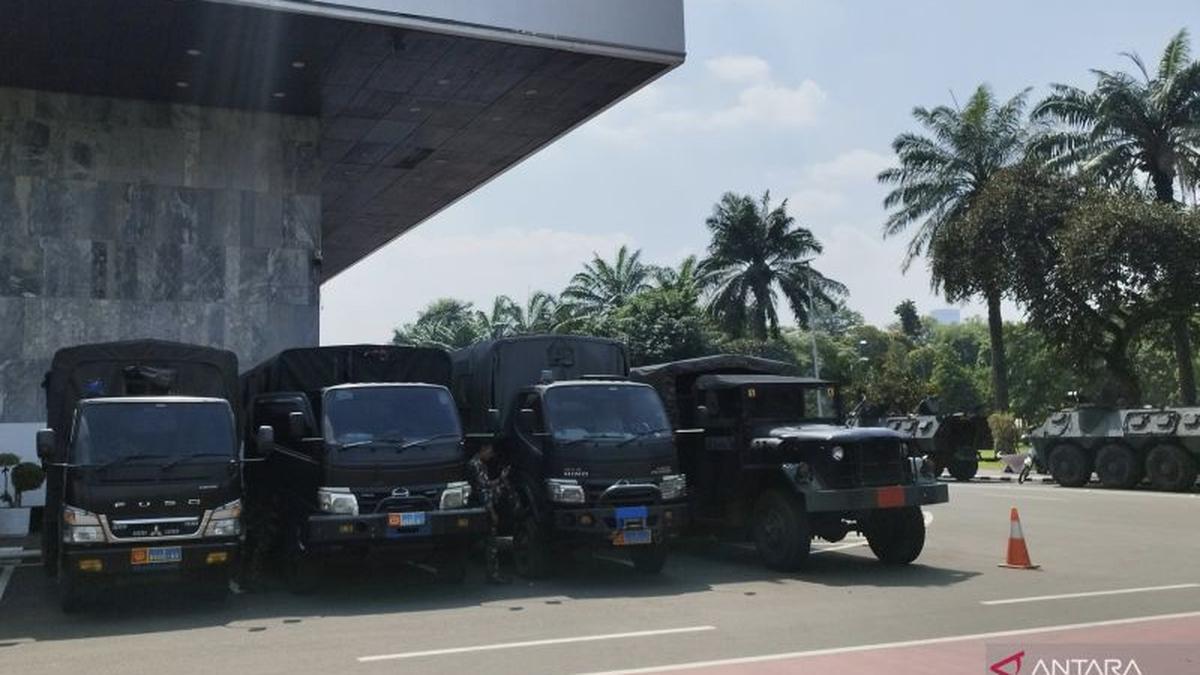 Pemandangan Gedung DPR Dipenuhi Kendaraan Militer usai Demo Besar di ...