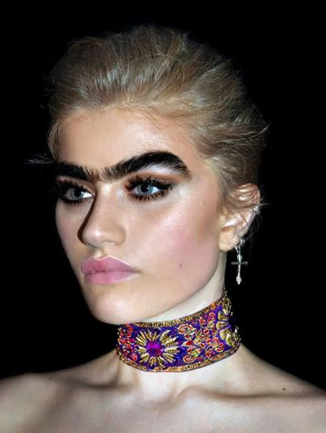 PHOTO: Punya Alis Tak Biasa, Model Cantik Ini Jadi Perbincangan - Foto ...