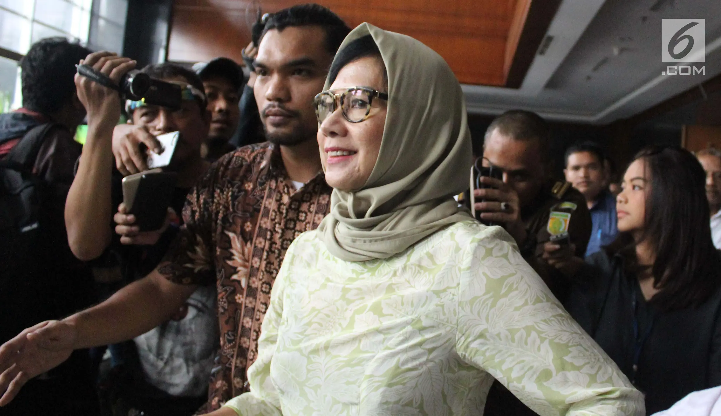 FOTO: Ekspresi Karen G Agustiawan Usai Sidang Pembacaan Eksepsi - Foto Liputan6.com