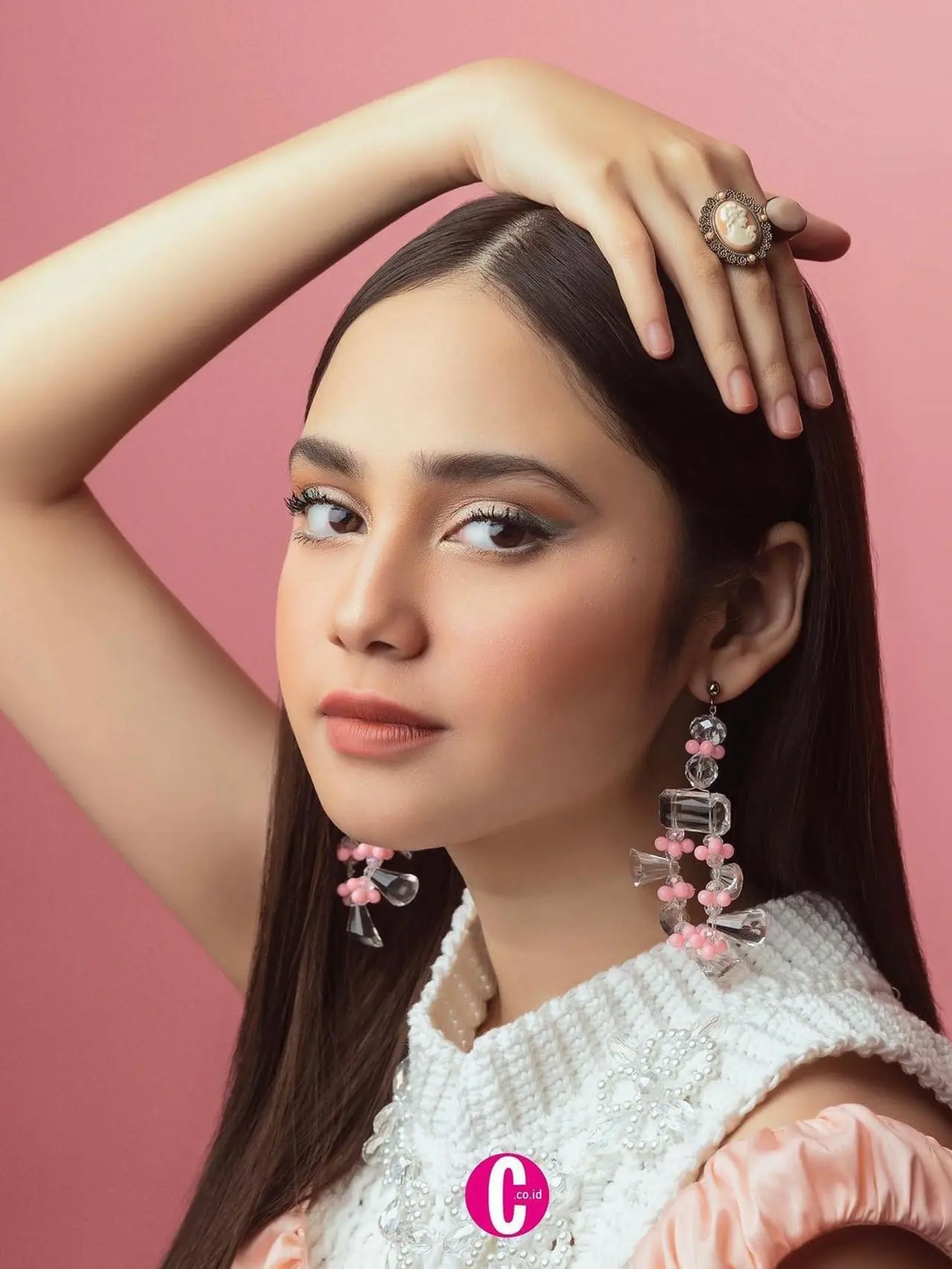 5 Inspirasi Gaya Makeup ala Syifa Hadju, dari Natural hingga Bold