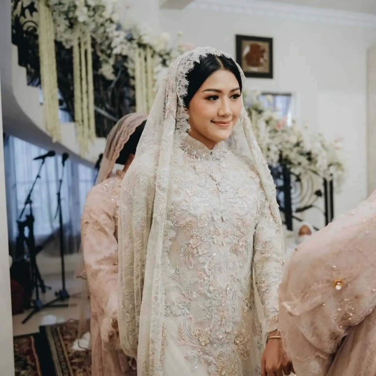 Erina Gudono Anggun dengan Dress Brokat di Acara Pengajian Jelang Pernikahan dengan Kaesang ...