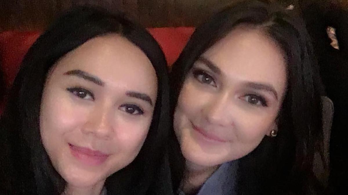 Aura Kasih dan Luna Maya Foto Bareng, Netizen Kok Heboh? - ShowBiz Liputan6.com