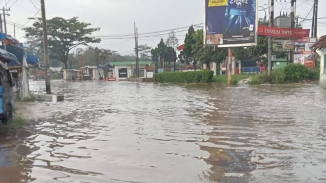 Banjir Melanda Dayeuhkolot Bandung, Akses Jalan Raya Warga Terputus - Regional Liputan6.com