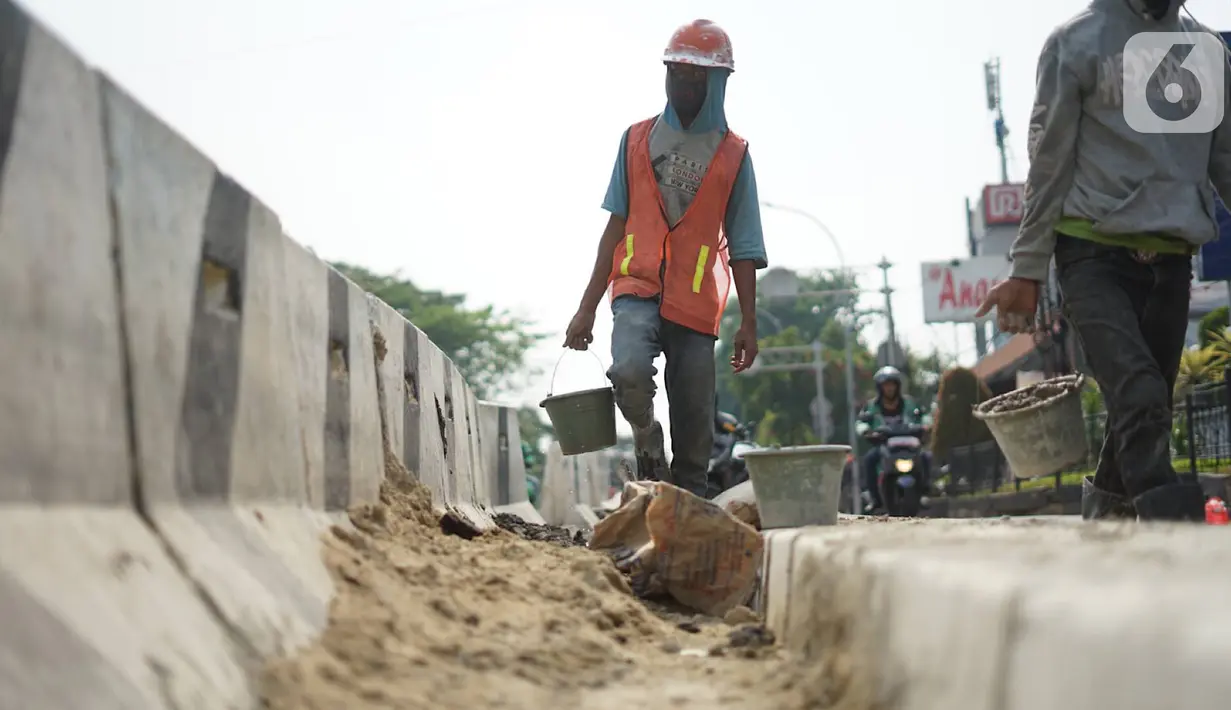 FOTO: Separator Jalan di Pasar Minggu Dibuat Permanen - Foto Liputan6.com