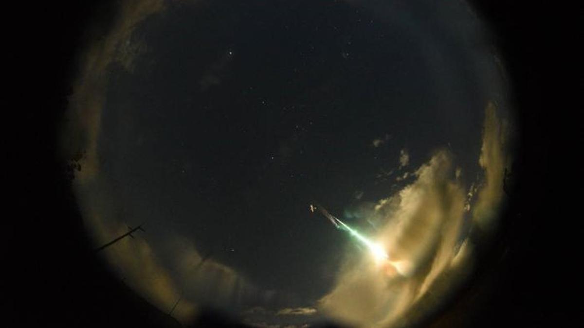 Lagi, Sebuah Meteor Meledak di Atas Siberia Saat Langit Cerah - Global ...