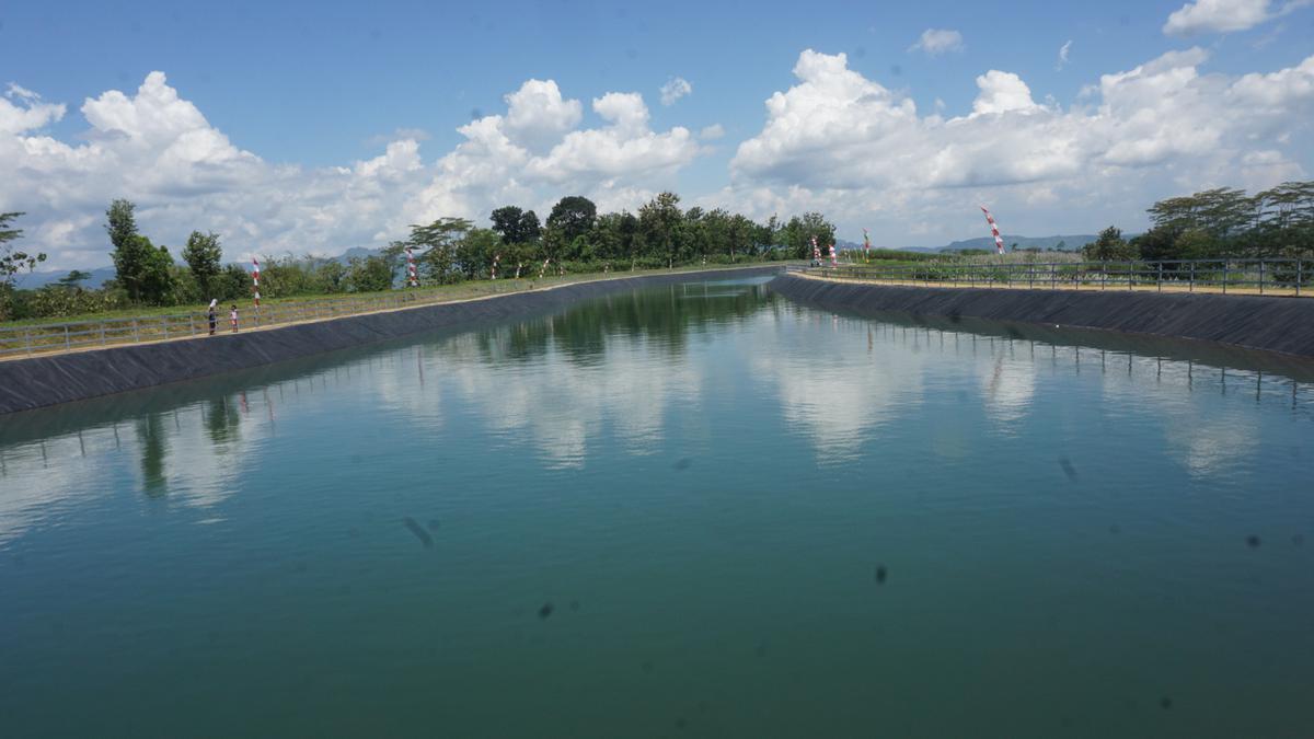 Lahan Tandus Ini Disulap Menjadi Embung Air Indah di Wonogiri - Bisnis ...