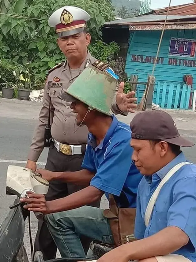 6 Gaya Nyeleneh Bapak-Bapak Bawa Motor Ini Bikin Tepuk Jidat - Hot ...