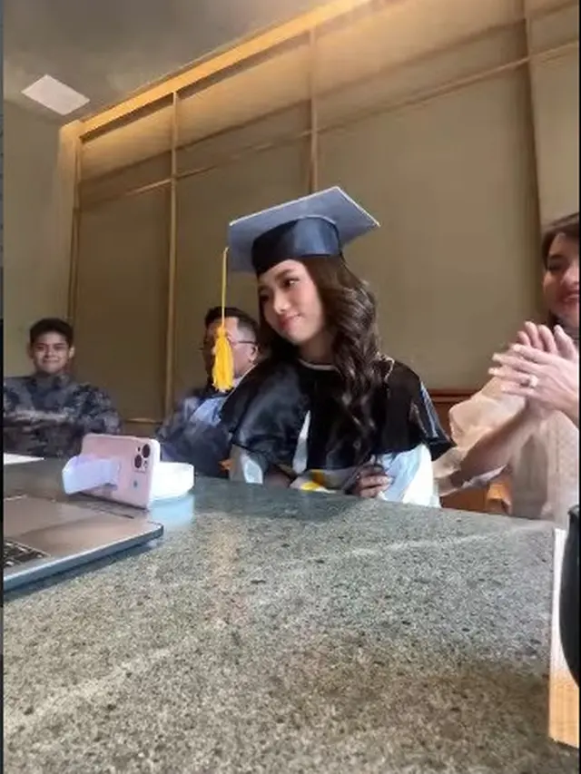 5 Potret Jasmine Abeng di Acara Wisuda SMA, Putri Sulung Ririn Ekawati Tampil Menawan Kenakan ...