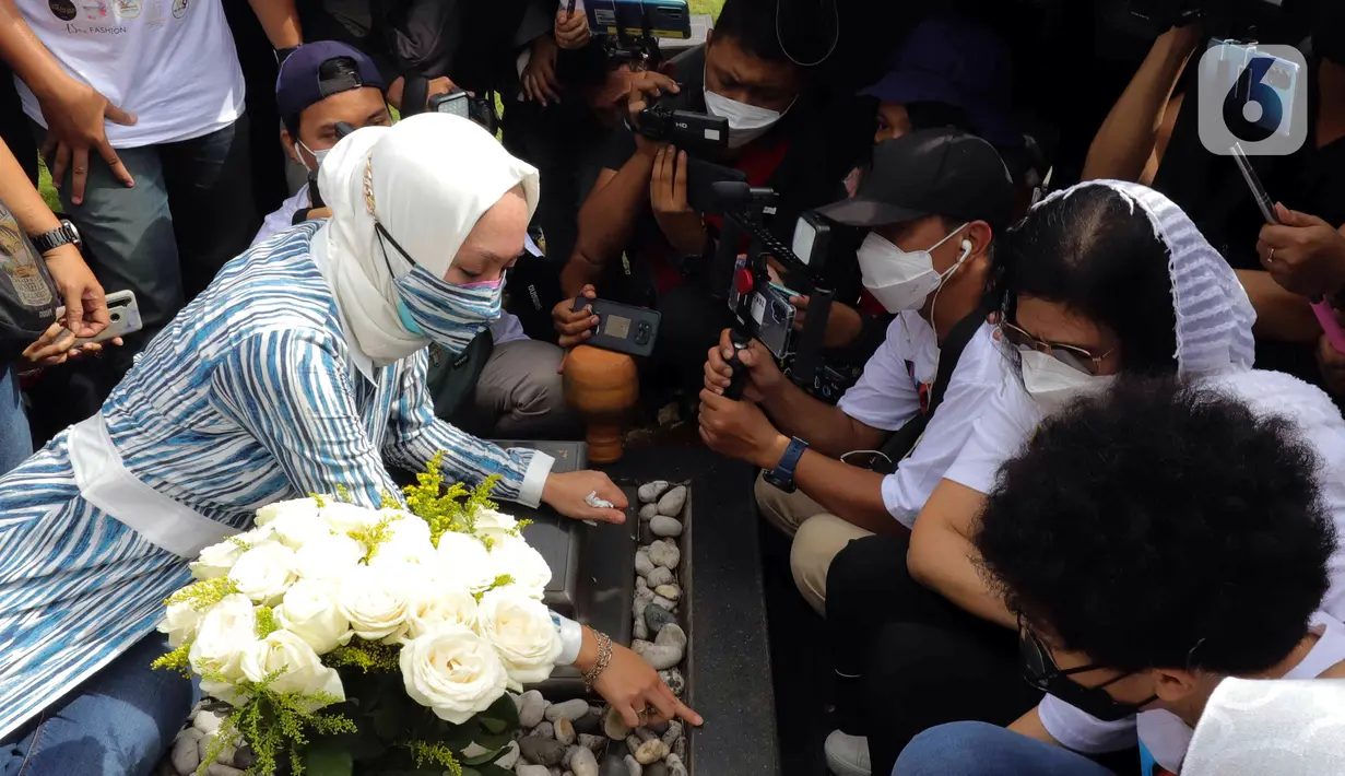 FOTO: Bebas dari Penjara, Angelina Sondakh Ziarah ke Makam Adjie Massaid - Foto Liputan6.com