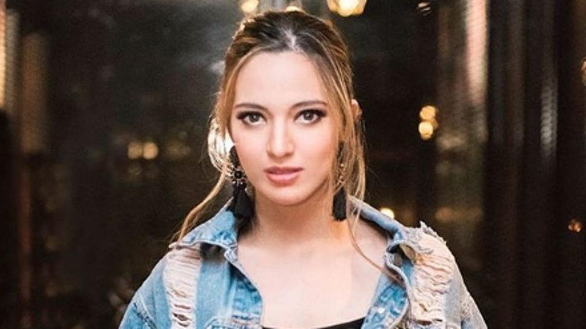 Cantiknya Nia Ramadhani, Bagai Boneka Barbie di Dunia Nyata - ShowBiz ...