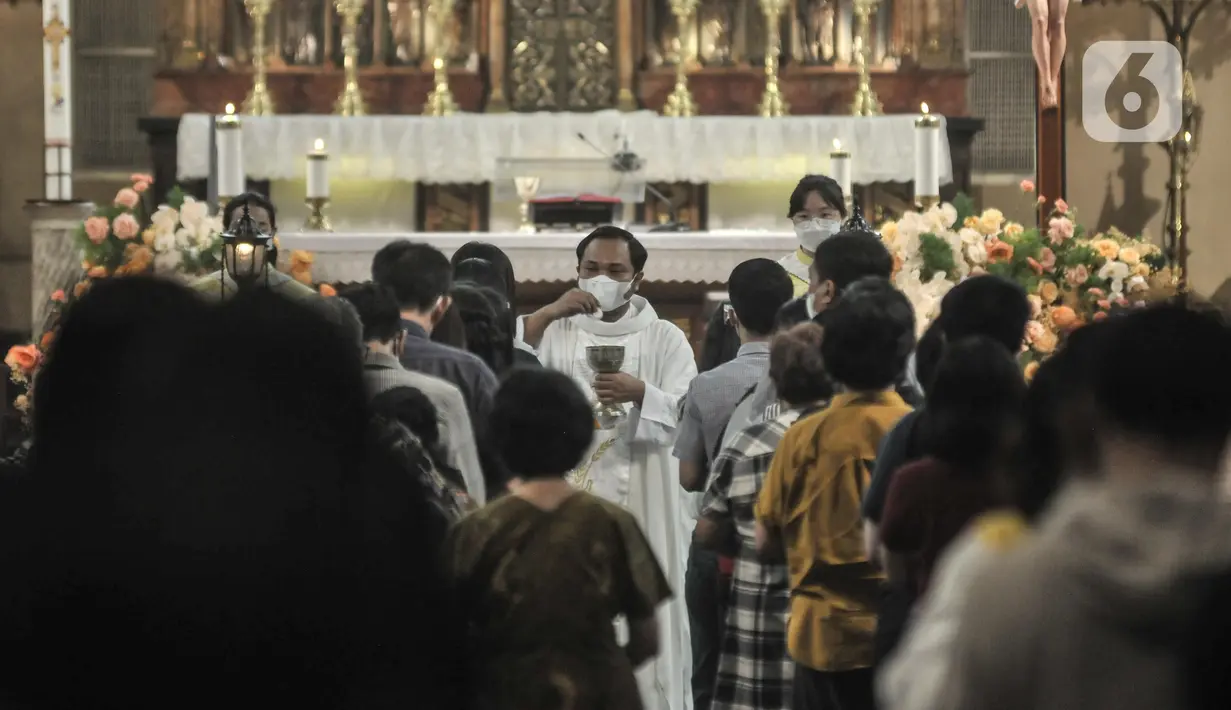FOTO: Khidmat Misa Kenaikan Isa Almasih di Gereja Katedral Jakarta - Foto Liputan6.com