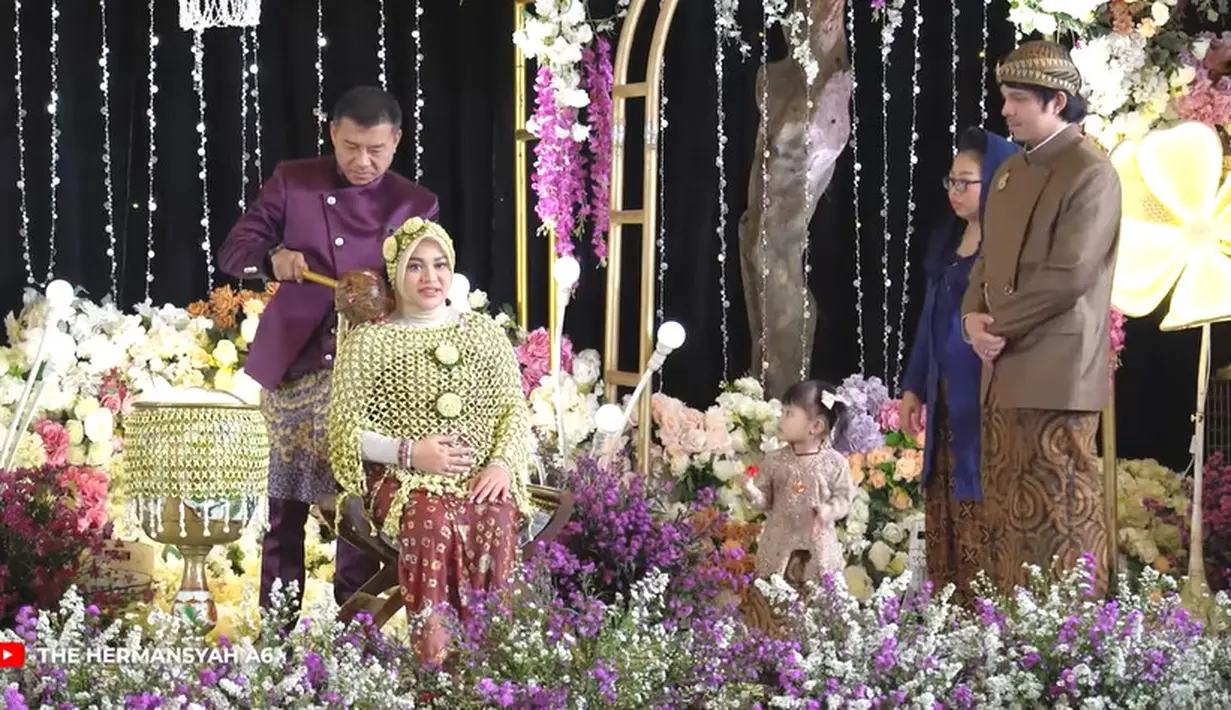 10 Potret Mitoni Aurel Hermansyah, Berikut Makna dari Tradisi Masyarakat Jawa - Photo Fimela.com