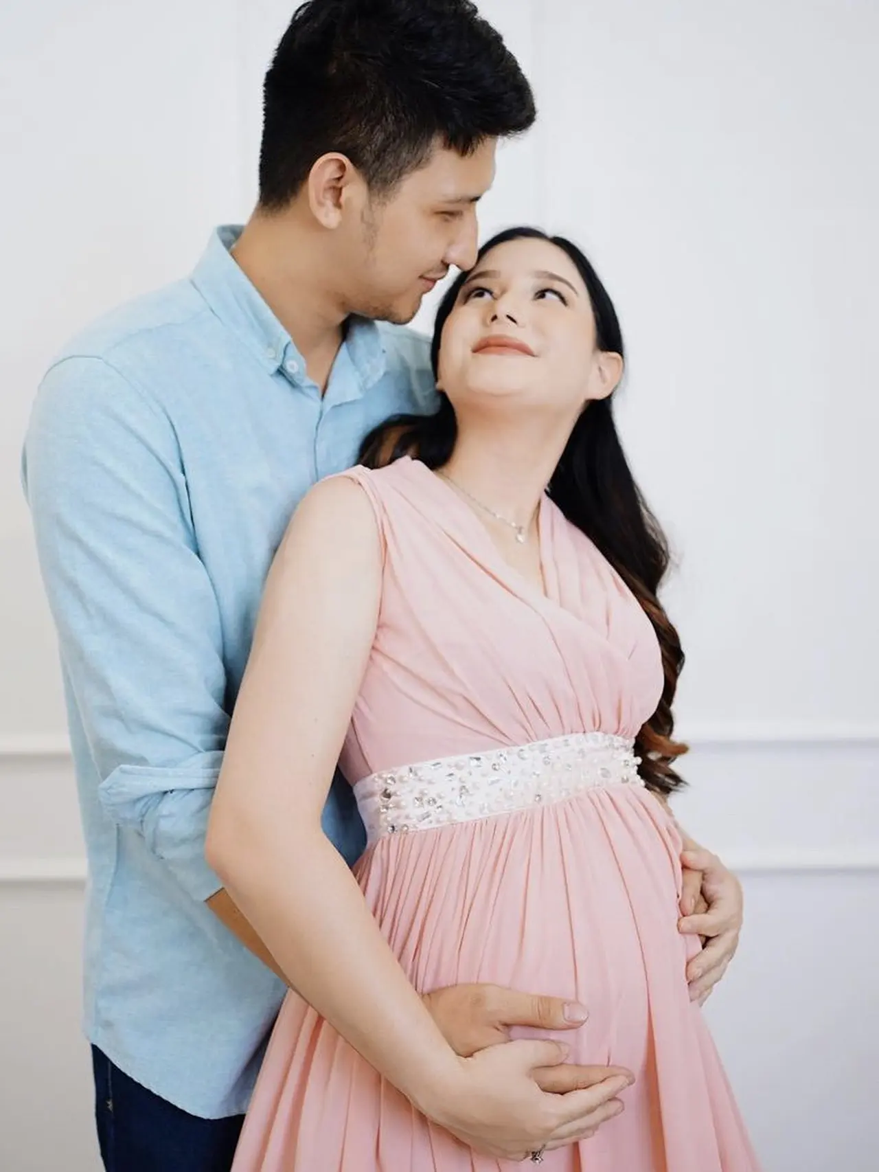 8 Potret Yasmine Ow Istri Aditya Zoni saat Hamil Besar Adakan Tujuh ...