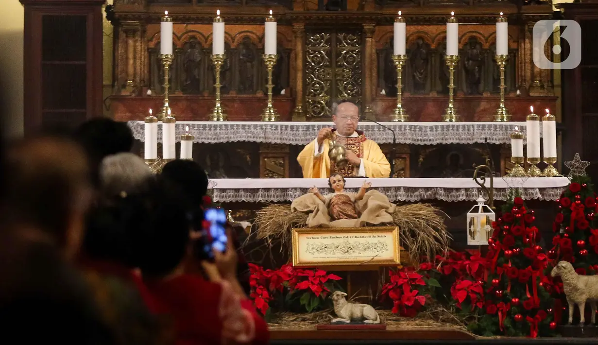 Khidmat, Misa Malam Natal di Gereja Katedral Jakarta - Foto Liputan6.com
