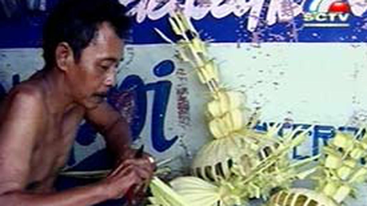 Berkah Perajin Janur di Bulan Kasih Sayang - News Liputan6.com