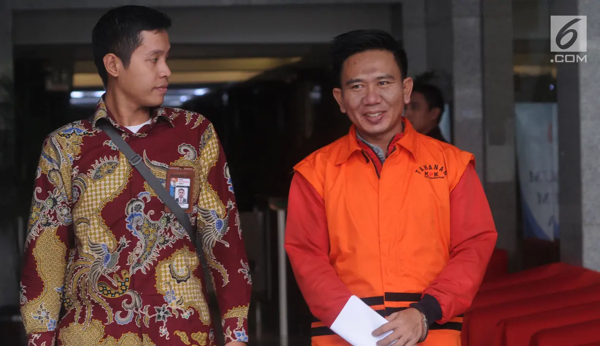 FOTO: Ekspresi Sekretaris Dinas PUPR Mesuji Usai Diperiksa KPK - Foto Liputan6.com