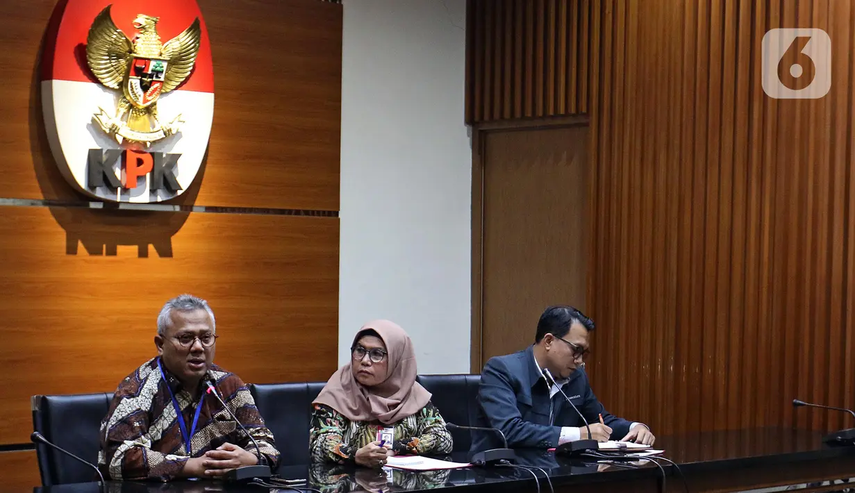 FOTO: Disaksikan Ketua KPU, KPK Perlihatkan Barang Bukti OTT Wahyu ...