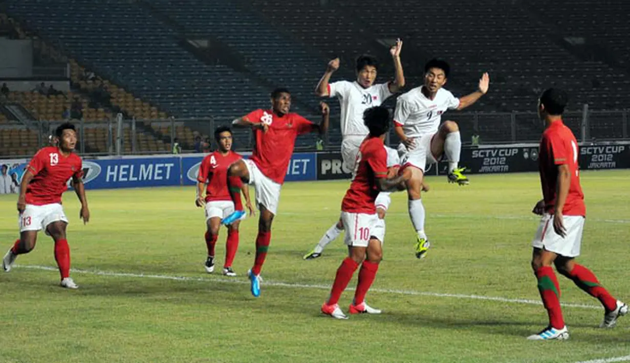 Pemain DPR Korea , Pak song Chol (kedua dari kiri) dan Ri Kwang Hok ...