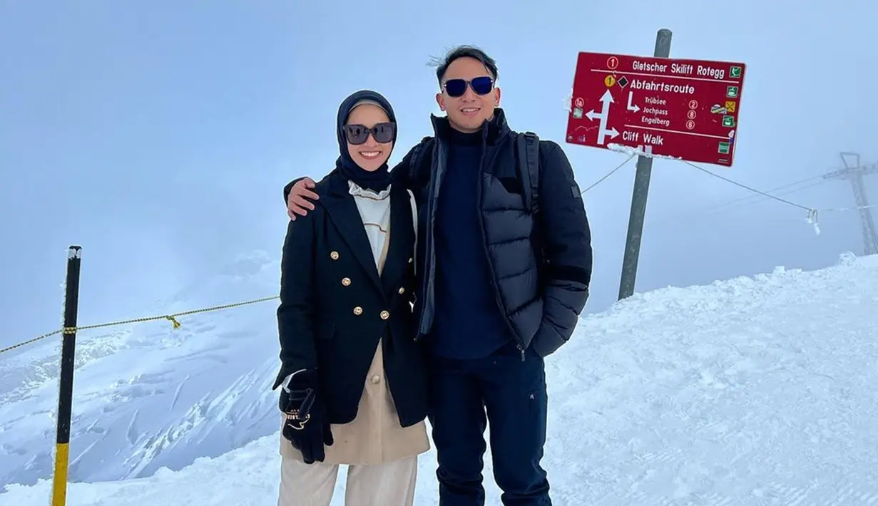 Momen Romantis Poppy Bunga Liburan Keliling Eropa Bareng Suami - Foto ...