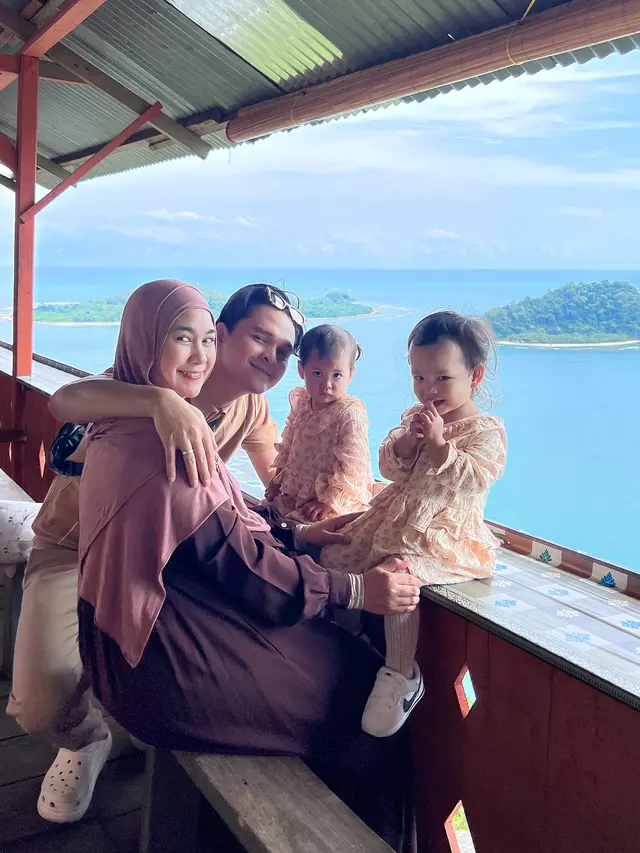 7 Potret Anisa Rahma Liburan ke Aceh, Ajak Anak Kembarnya ke Masjid ...