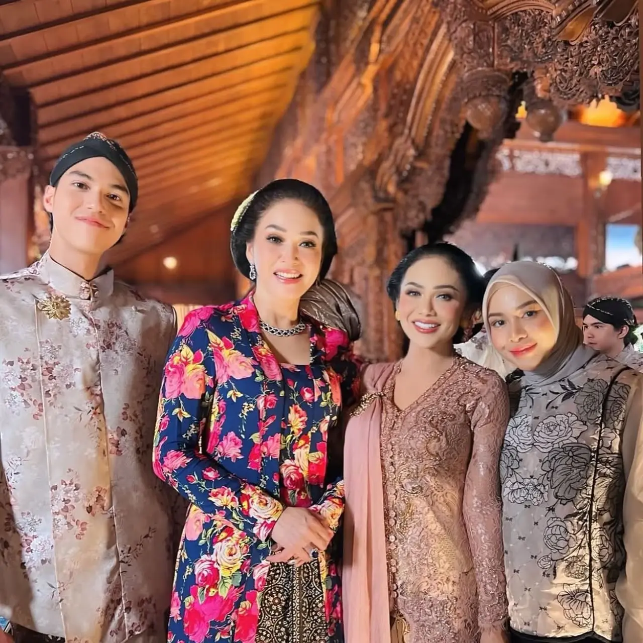 Model Blouse Motif Bunga ala Aurelie Hermansyah, Gaya Kasual yang ...