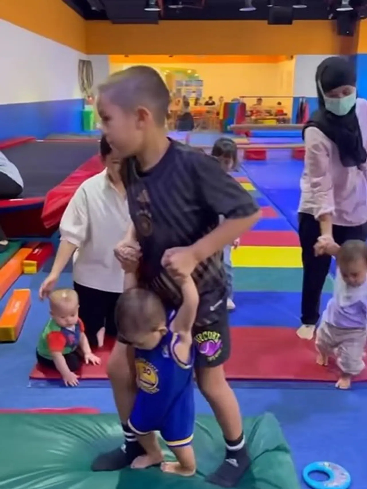 6 Potret Akur El Barack dan Adiknya, Jessica Iskandar Sangat Bahagia ...