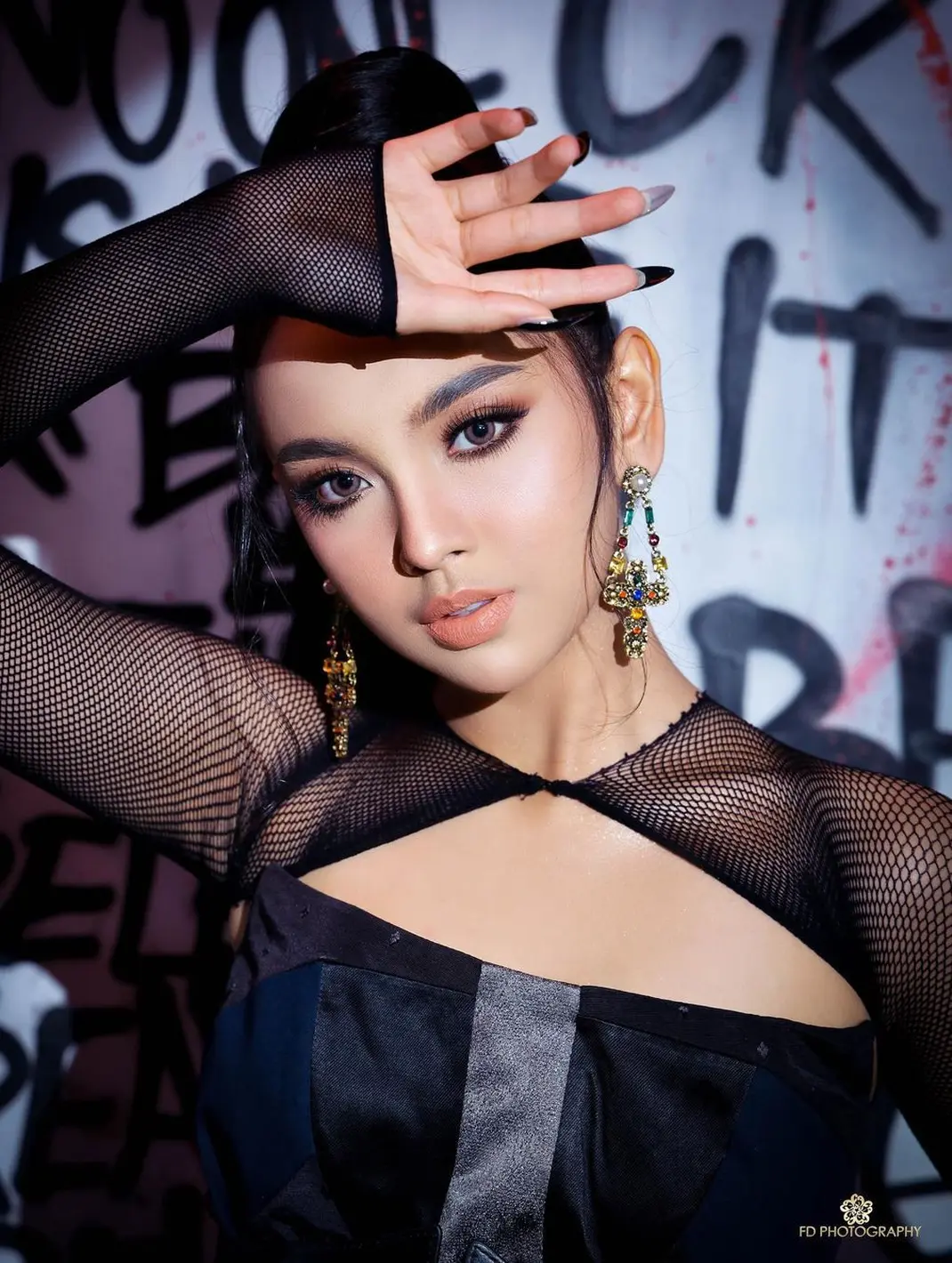 Pesona Lyodra Ginting Pemotretan Bergaya Gothic, Tampil Beda Bikin Netizen Terpukau - Foto ...