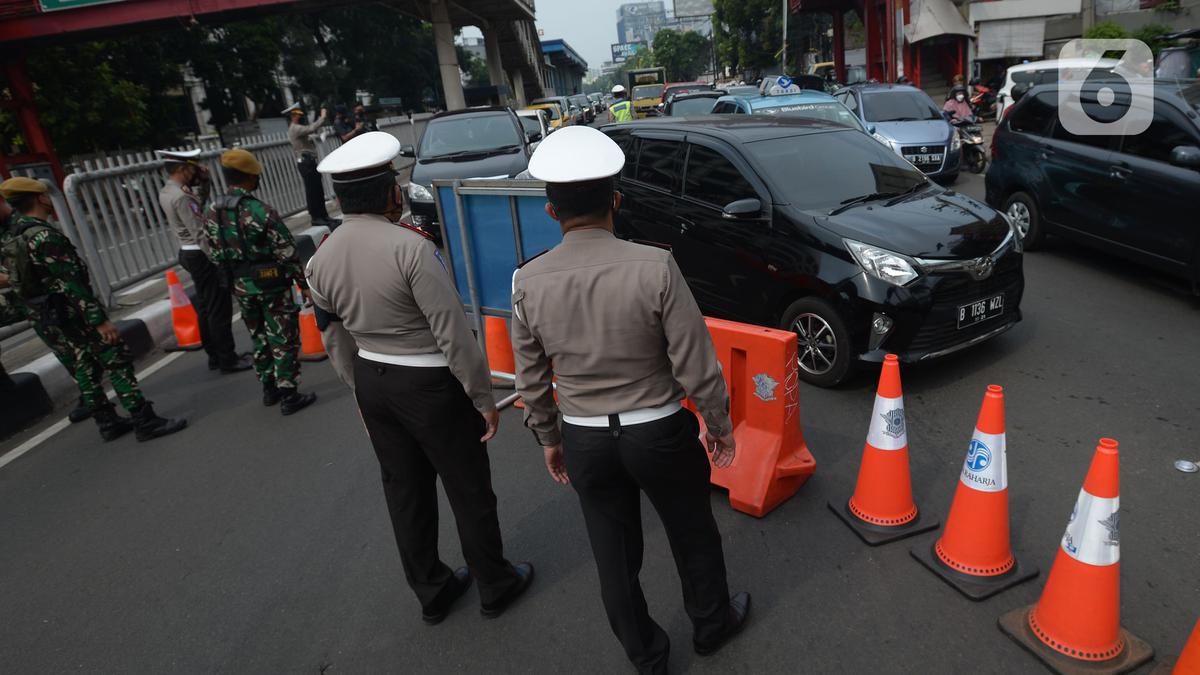 FOTO: Hari Pertama Penambahan Penyekatan di Mampang - Foto Liputan6.com