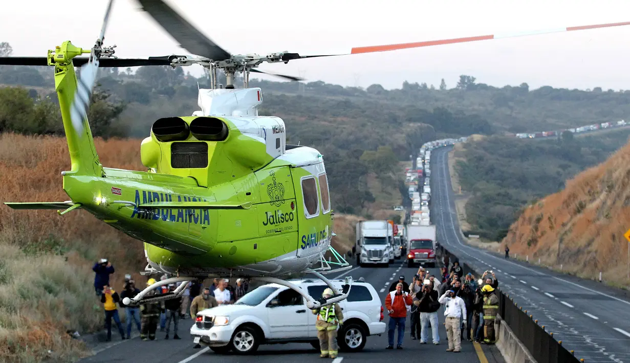 FOTO: Van Berisi Keluarga Tabrak Truk di Meksiko, 14 Orang Tewas - Foto ...
