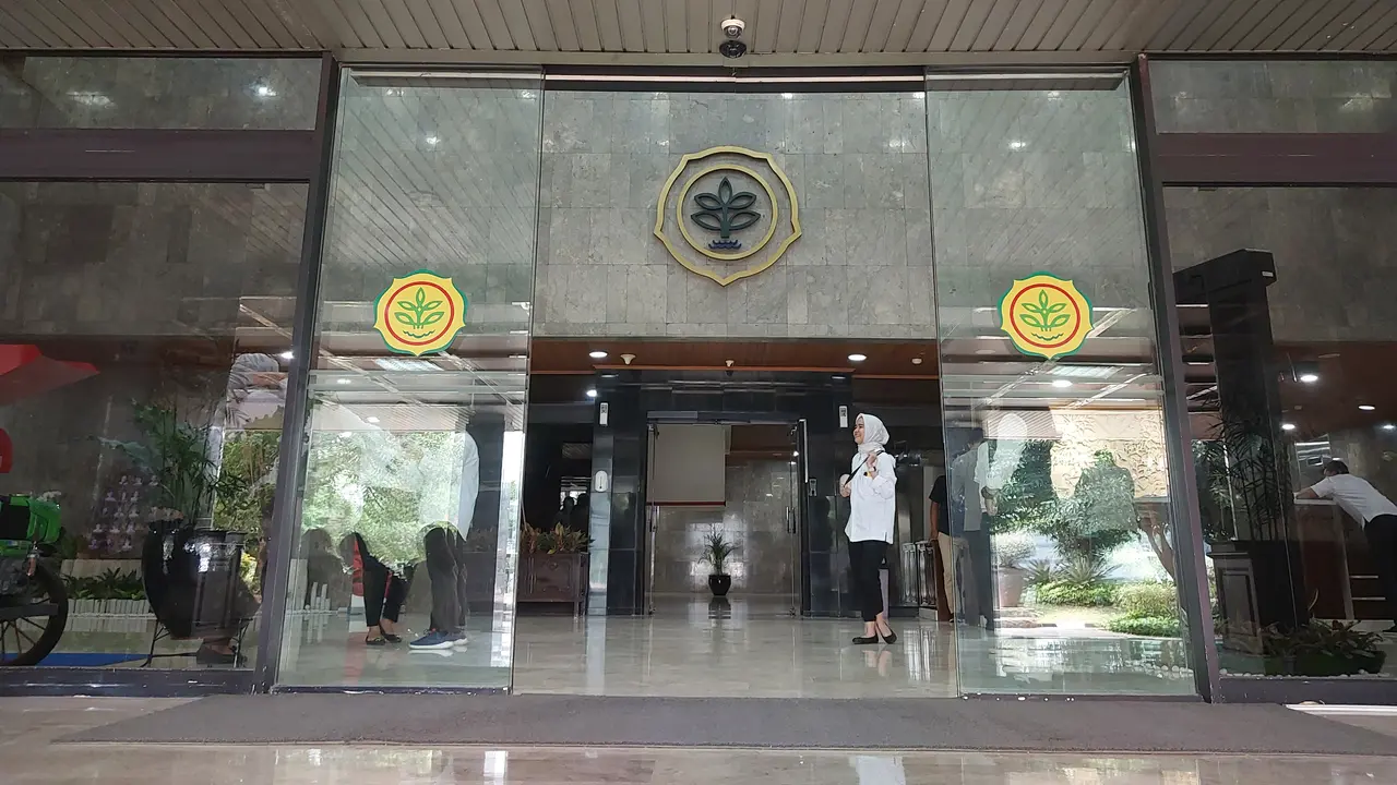 Menteri Pertanian Amran Sulaiman Langsung Datangi Kantor Kementan Usai ...