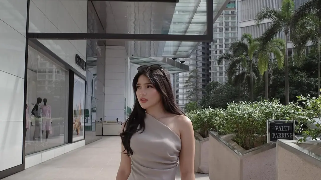 5 Potret Cantik Davina Karamoy di Malaysia, Outfit Kece Permanis Penampilan