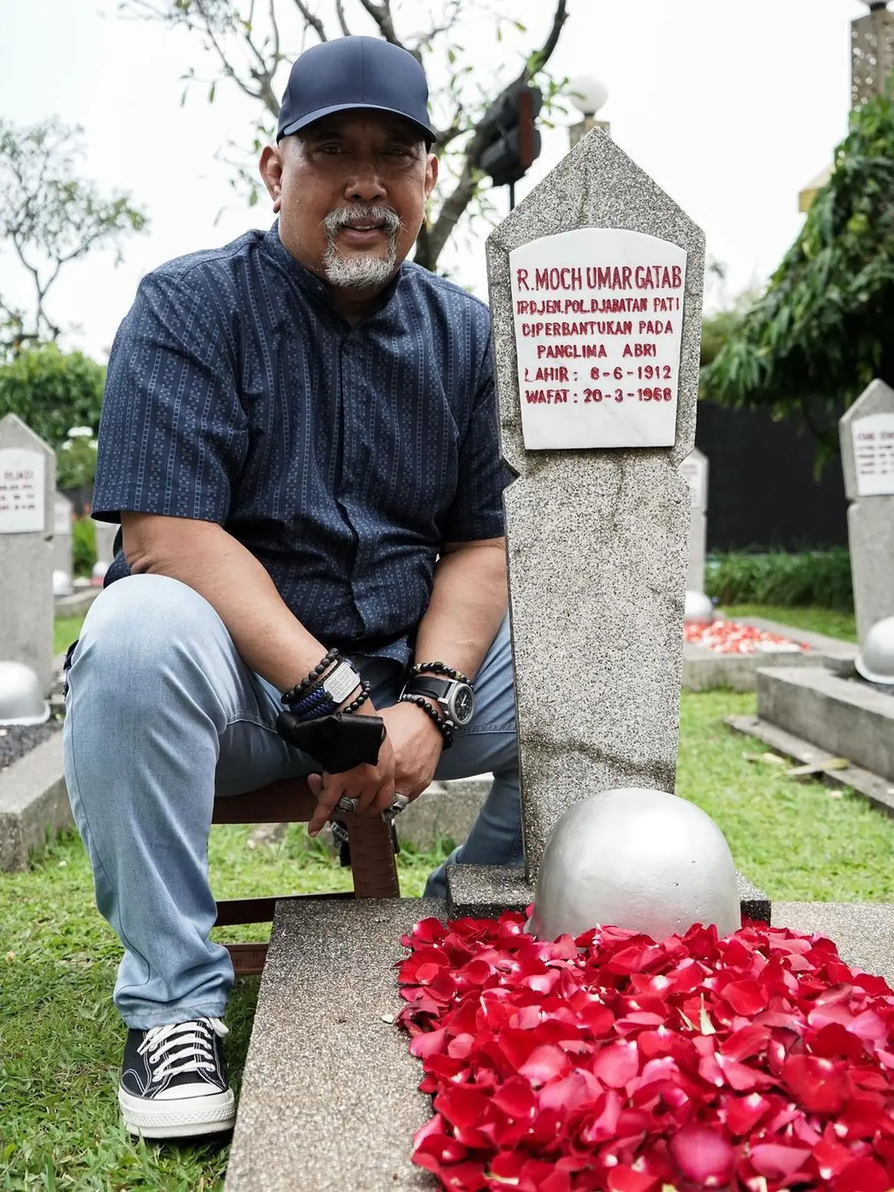 6 Potret Indro Warkop Ziarah ke Makam Dono dan Kasino, Warganet Terharu ...