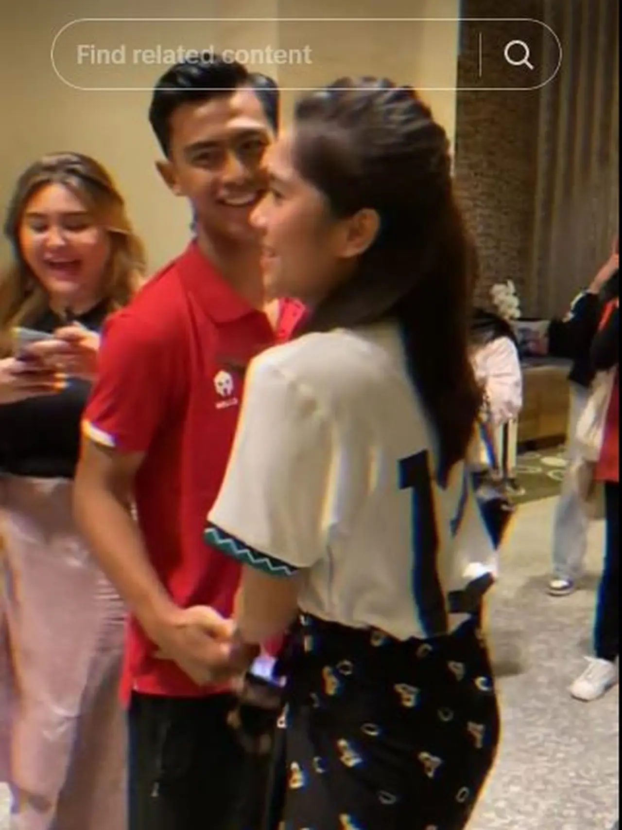 6 Momen Arhan Cium dan Rangkul Azizah di Depan Umum, Mulai Tak Malu ...