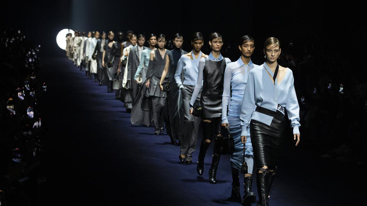 FENDI AW23 Mengeksplorasi Lemari Pakaian Delfina Delettrez Fendi dan ...