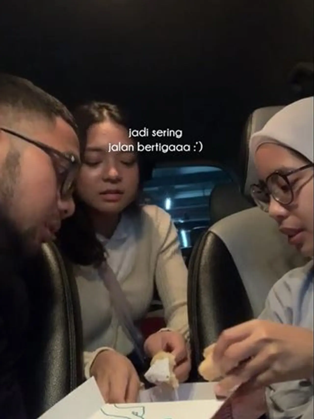 Wanita Ini Bagikan Momen Bareng Pacar dan Sahabatnya, Kemana-Mana Selalu Bertiga - Hot Liputan6.com