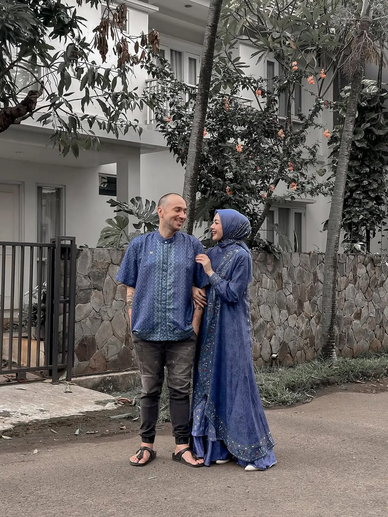 5 Potret Richa Iskak Tampil Menawan Kenakan Baju Couple dengan Suami ...