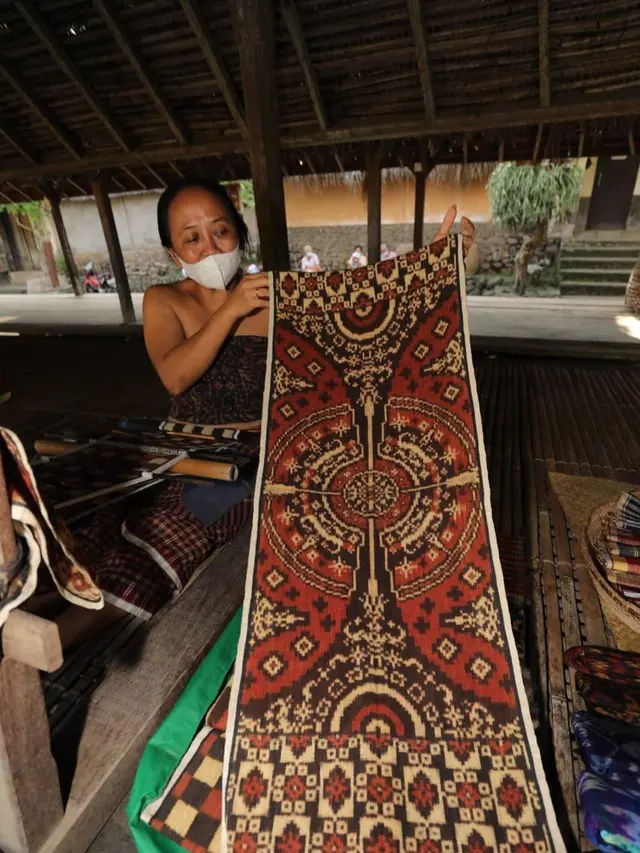 Mengenal Tenun Gringsing, Kain Langka Asal Bali - Regional Liputan6.com