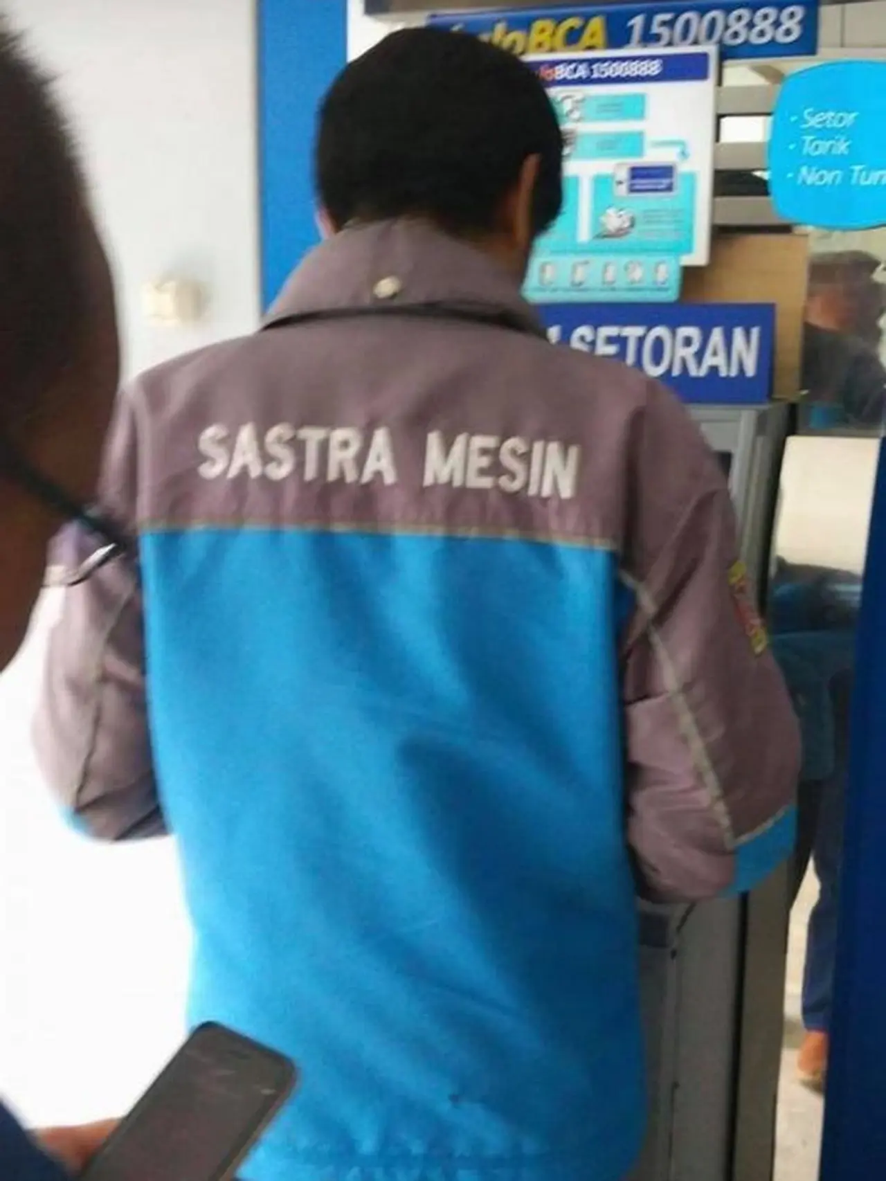 6 Tulisan di Belakang Jaket Ini Nyeleneh Pol, Bikin Ngakak - Hot ...